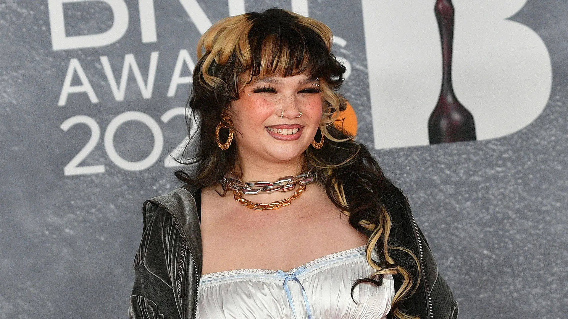 Tip Top : Lola Young garde la tête du classement avec 'Messy' - RTBF Actus