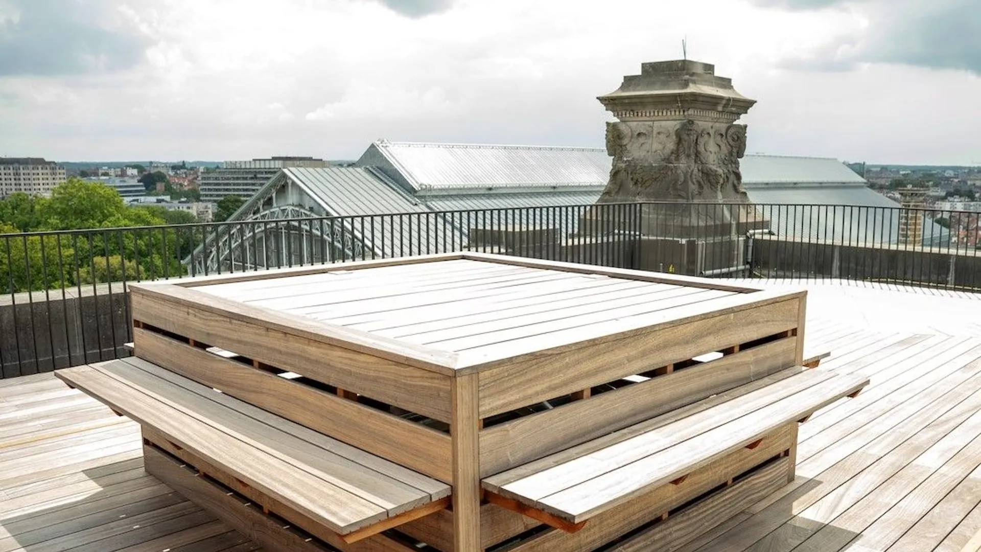 Emiru ai bj arrived at the entrance and was greeted by