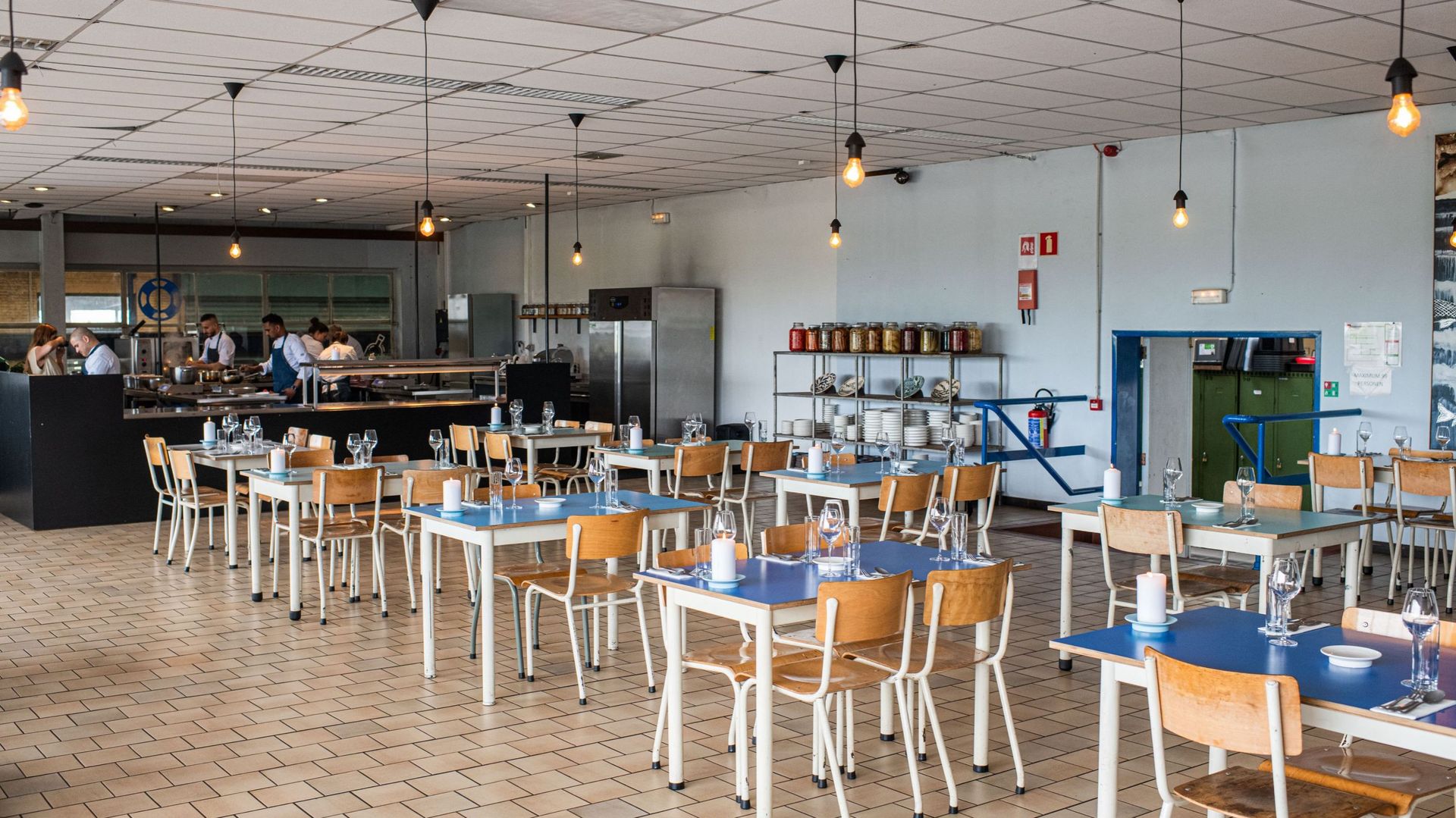 'Pour que le restaurant soit rentable, à 20h30, on invite les clients à ...