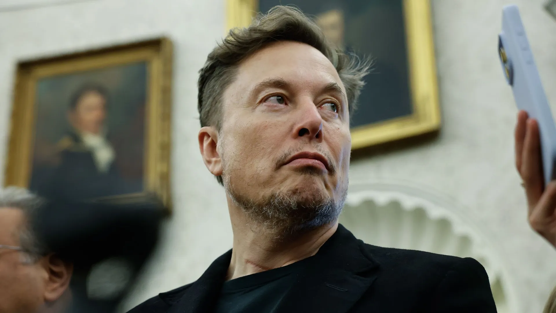 Elon Musk attaque en justice Apple et OpenAI, qu’il juge trop proches - RTBF Actus