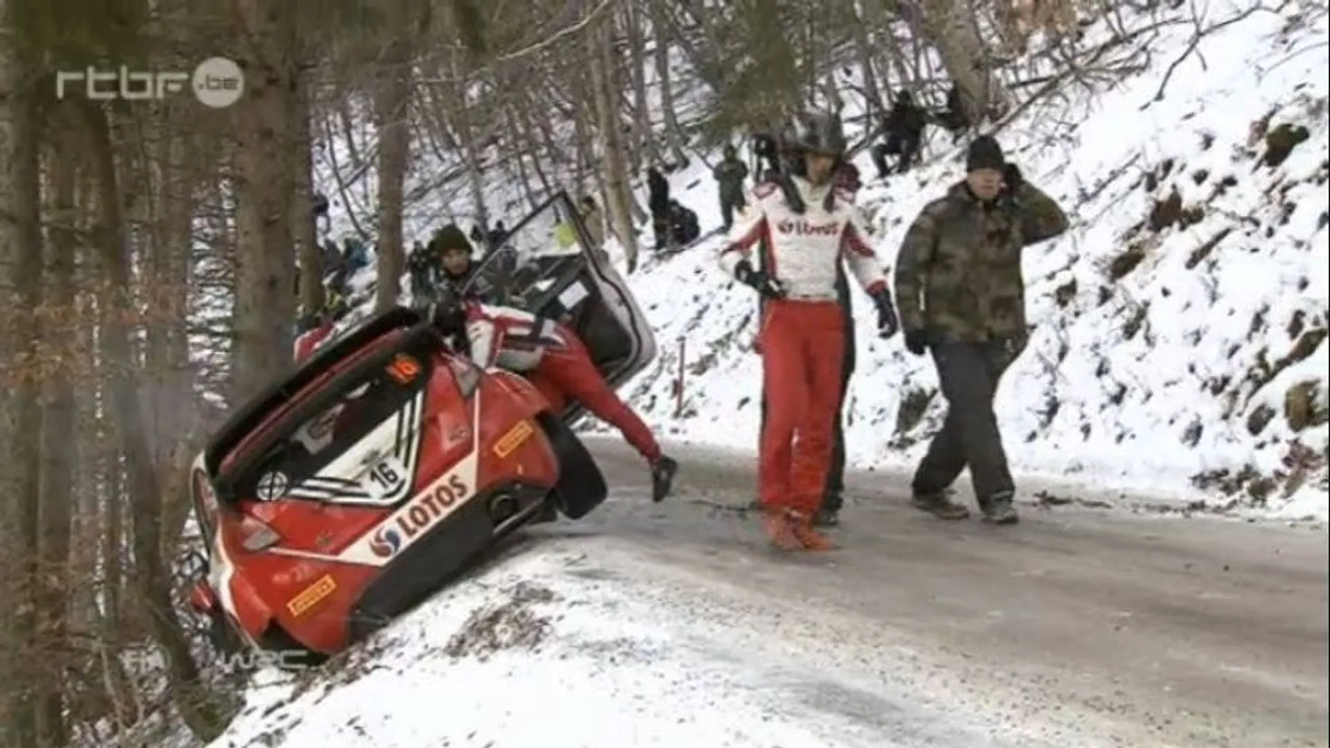 Latvala sort de la route, renverse un spectateur et détruit une caméra ...