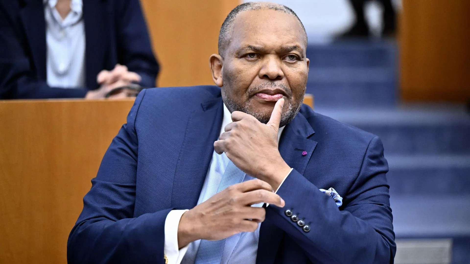 Malgré les discussions en coulisses, le président du parlement ...