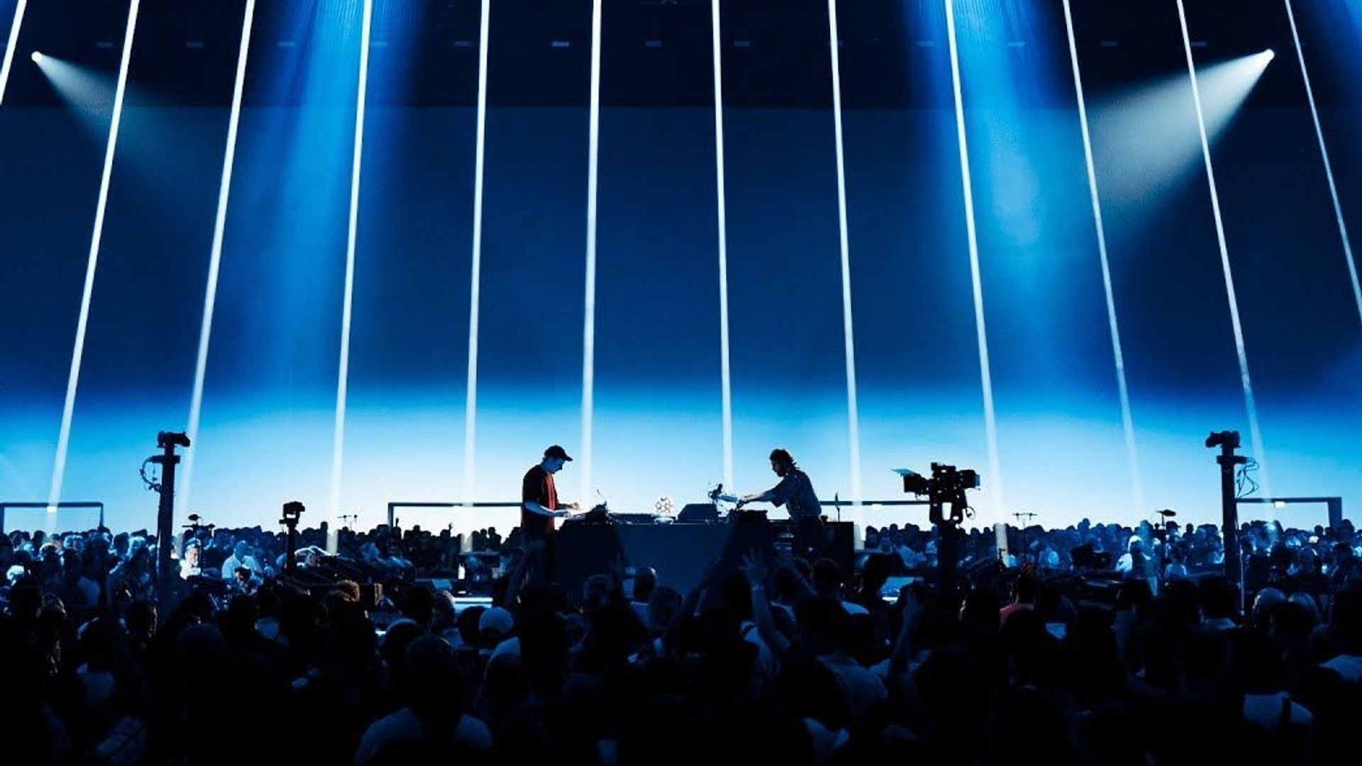 Weval allume le feu à Paris avec son nouveau single “ON” - RTBF Actus
