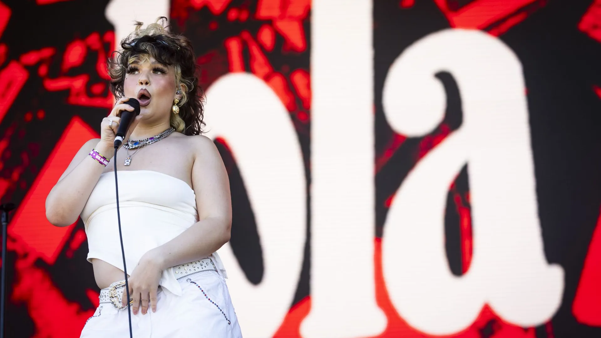 Après s’être effondrée sur scène, Lola Young annonce s’absenter 'pendant quelque temps' - RTBF Actus