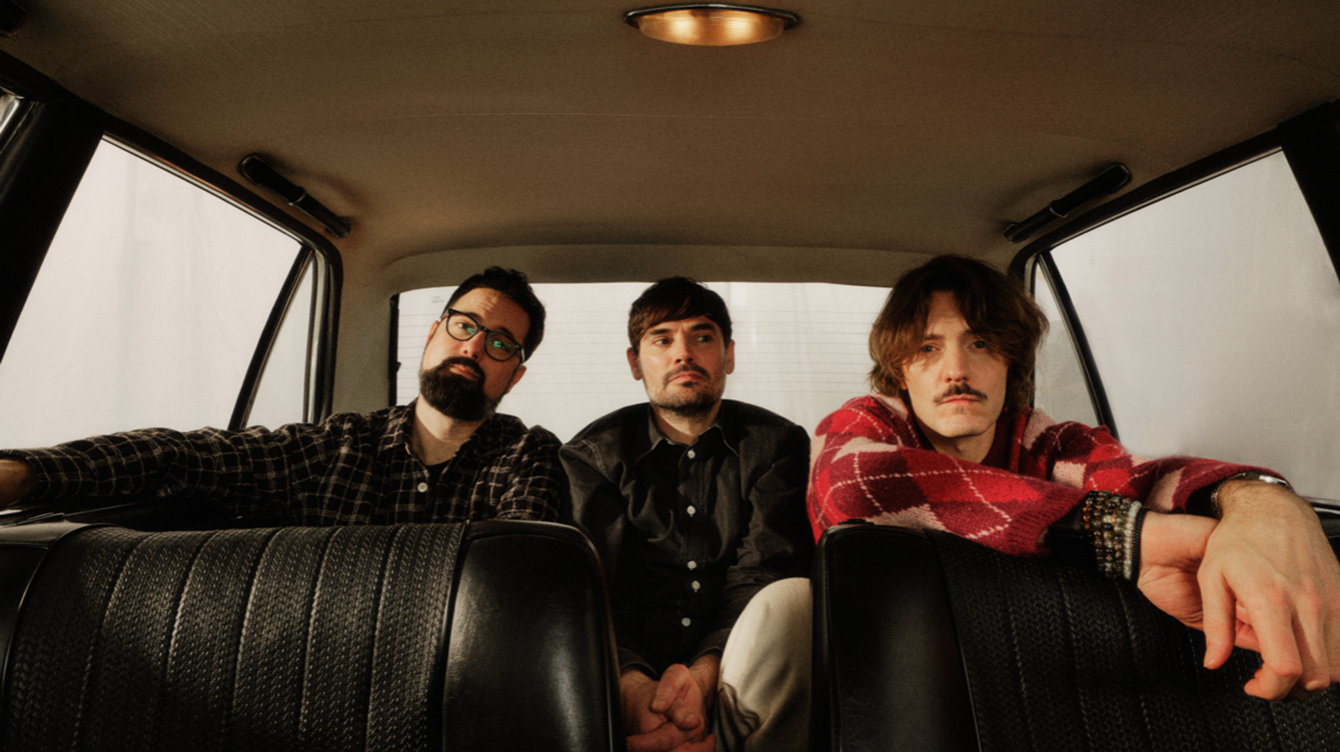 Virée en voiture mouvementée pour Puggy dans le clip de 'On my mind ...