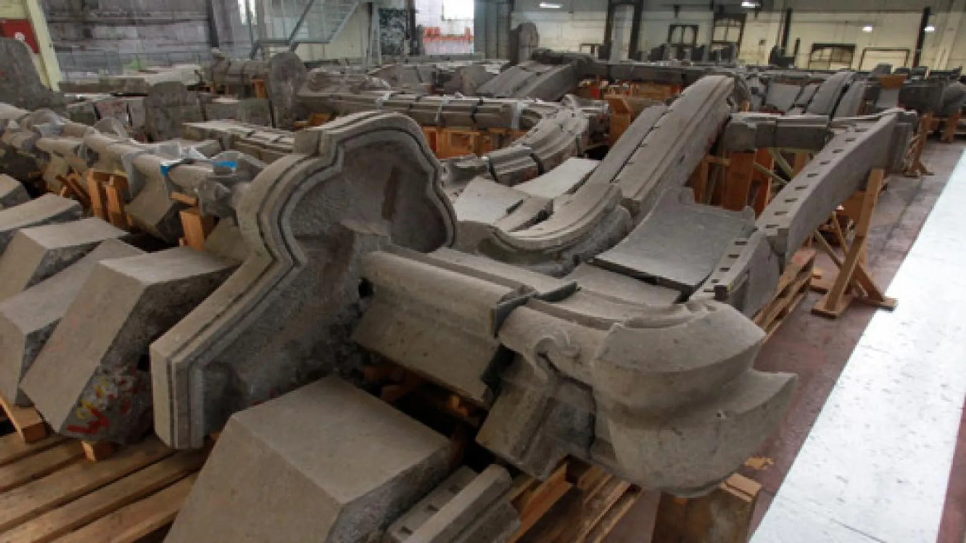 La façade du futur bâtiment Oxy dans le centre de Bruxelles est presque ...