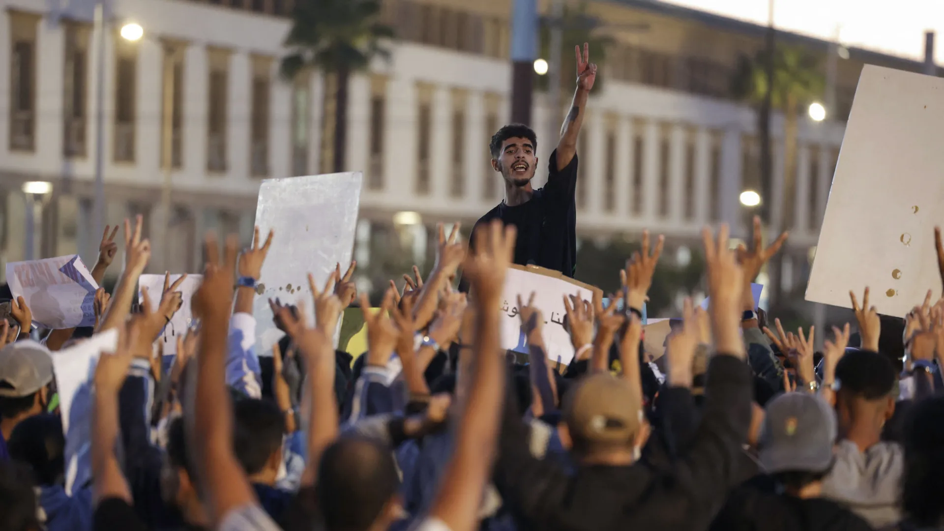 Géorgie : des dizaines de milliers de personnes manifestent contre le gouvernement, la police ...