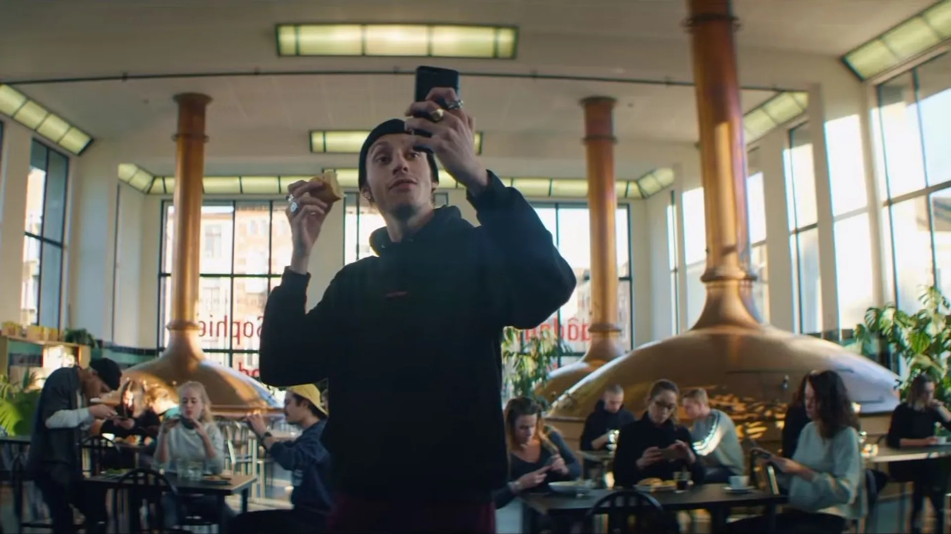 Victor Solf dévoile un nouveau single depuis la fin forcée de Her ...