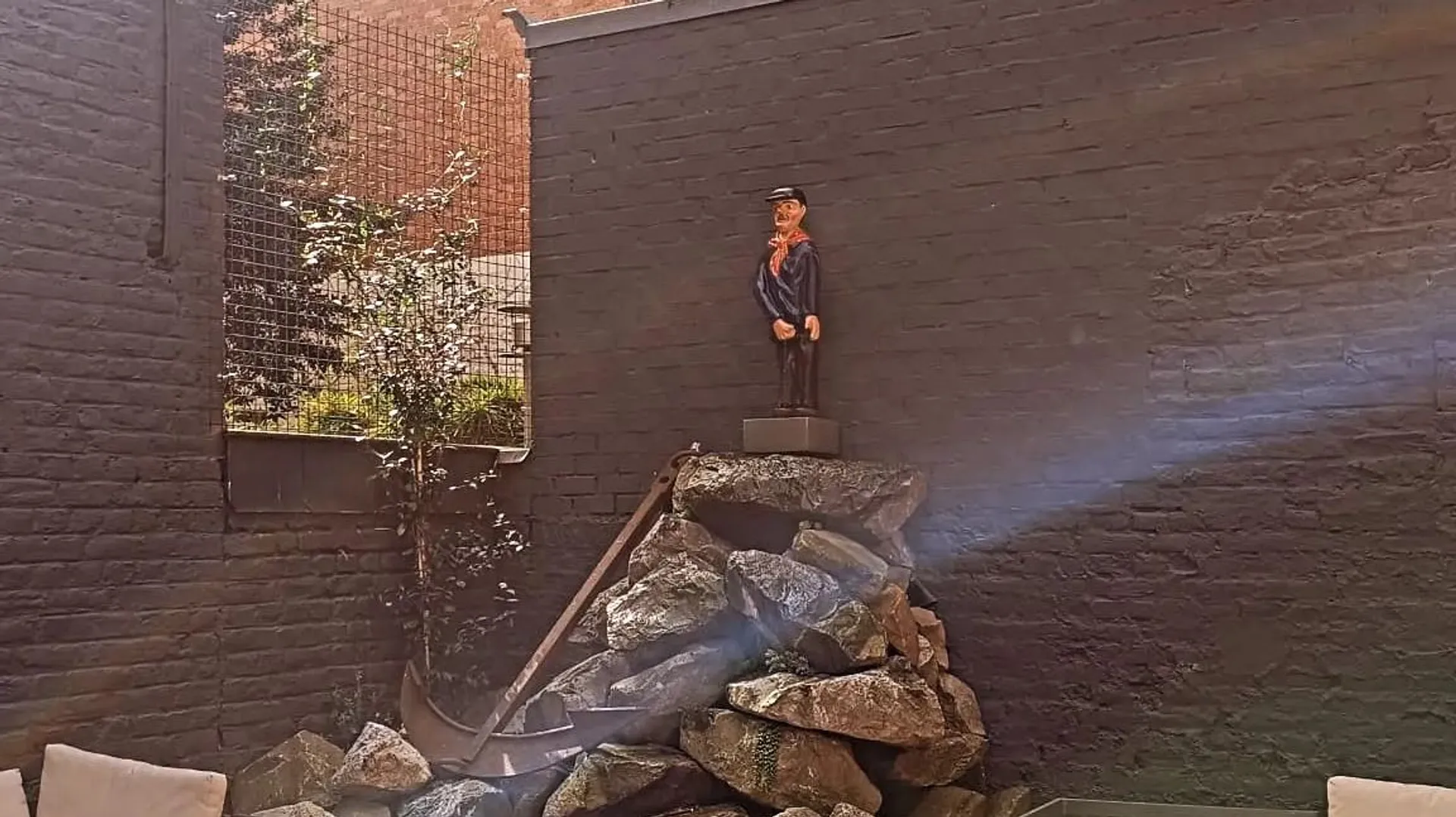Tchantchès fait pipi comme le Manneken Pis au bar Fondamental rue des ...