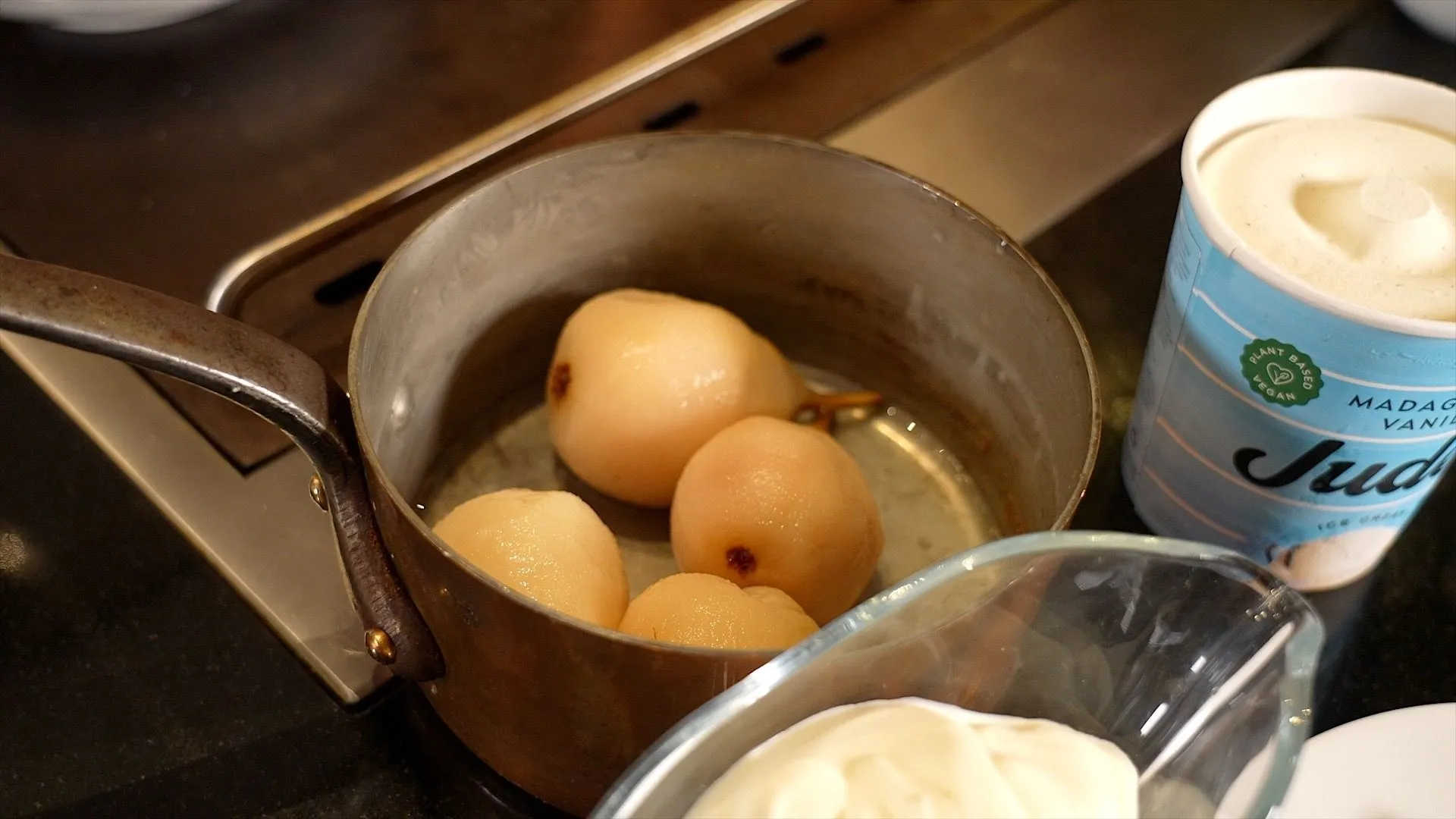 Recette : Poire Belle-Hélène de Gerald Watelet - RTBF Actus