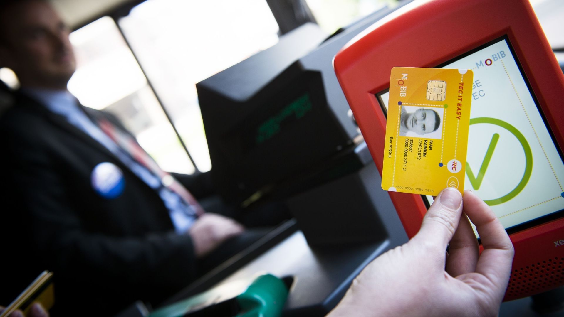 Le TEC lance Mobib, la carte de transport électronique - RTBF Actus