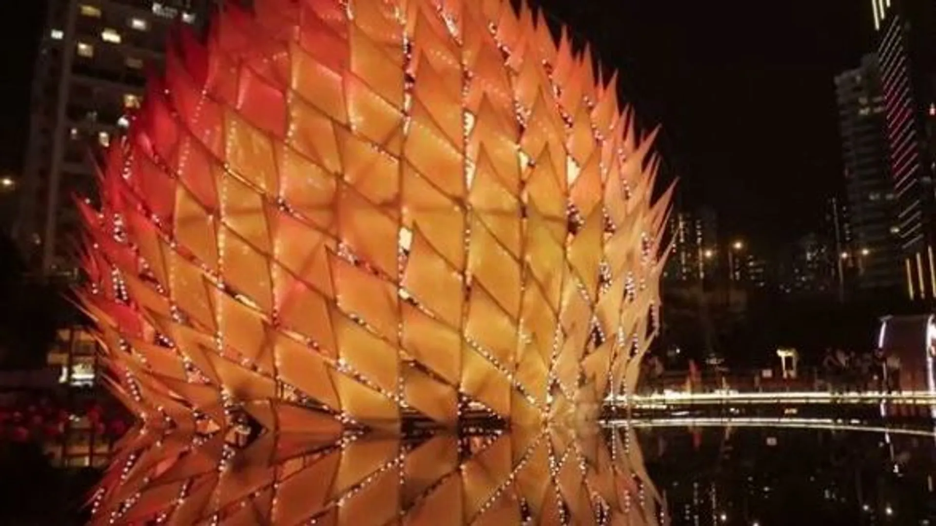 La 'lune dorée' du Belge Kristof Crolla illumine Hong Kong - RTBF Actus