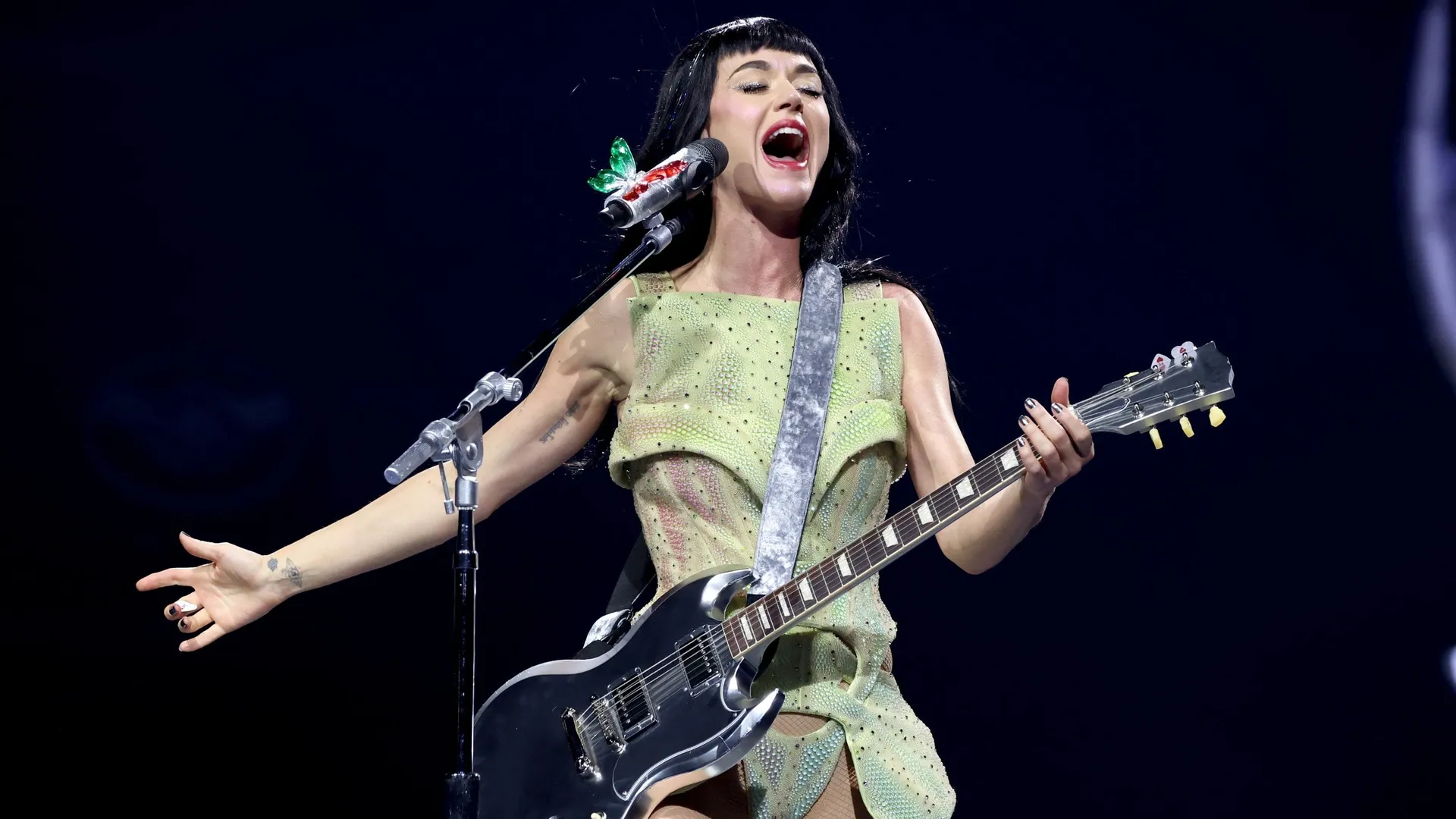 Katy Perry vole au secours d’une fan en plein malaise sur scène - RTBF ...