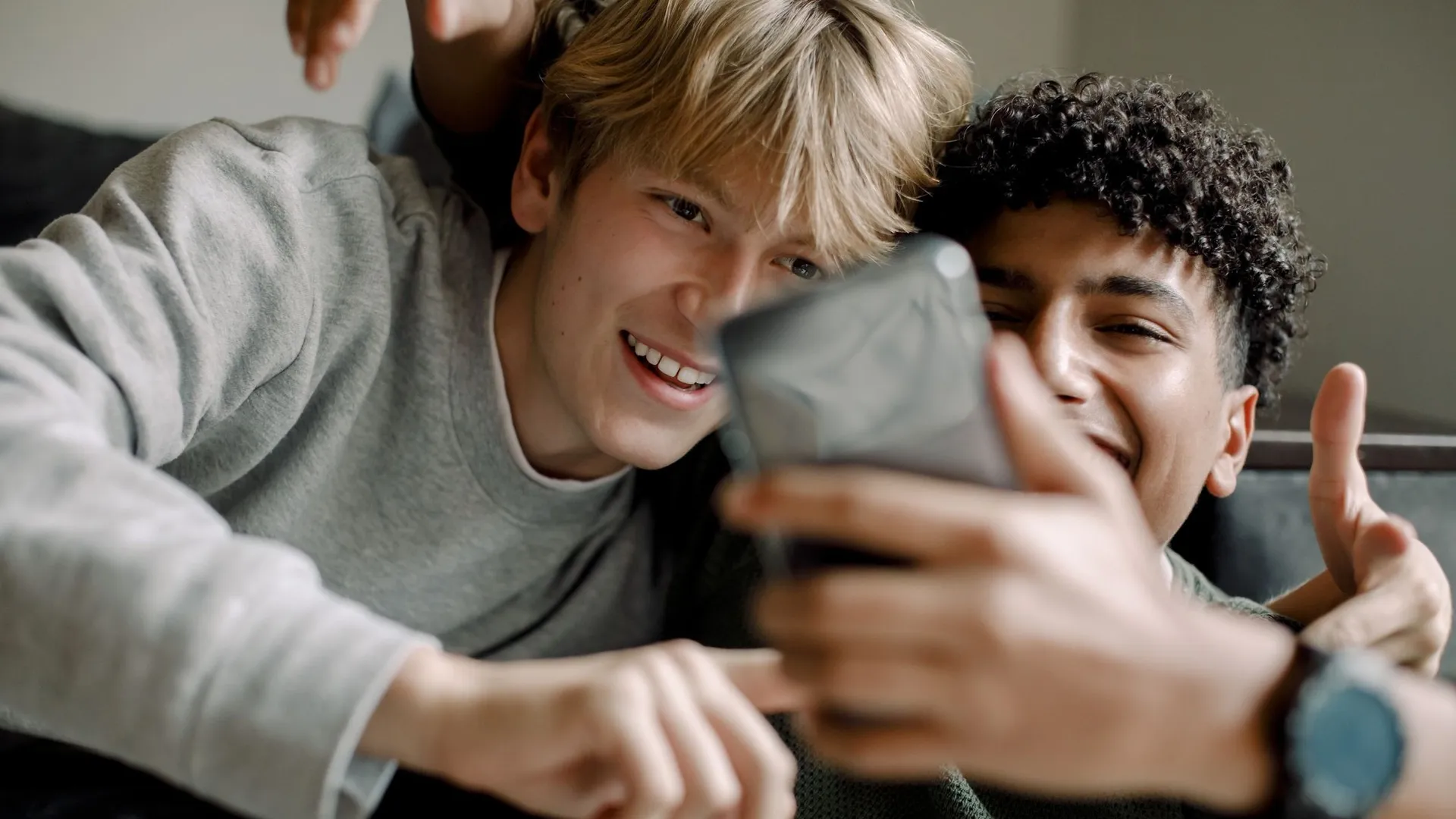 Cadeaux virtuels, pression sociale, gamification : les TikTok Lives ...