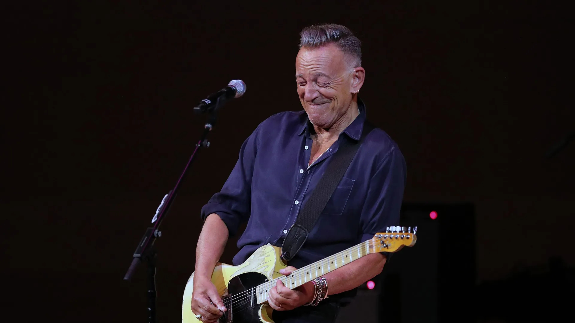 Pamela Springsteen s'enflamme pendant le concert de son frère Bruce ...