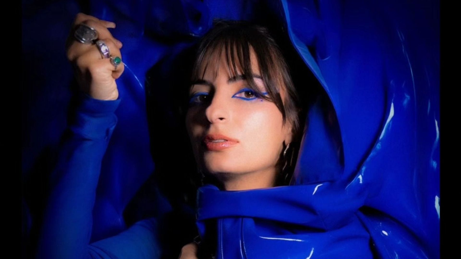 Ucci Why invoque ses déesses dans “Thank Goddess” - RTBF Actus