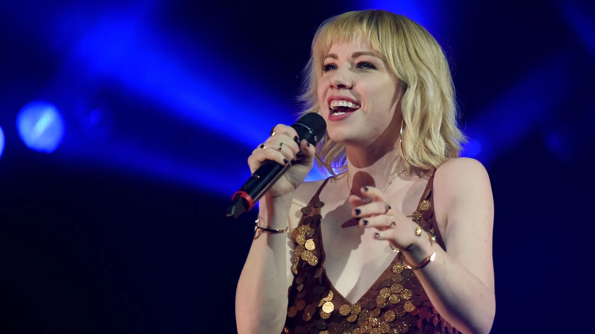 Carly Rae Jepsen célèbre les 10 ans de son album culte avec une ...