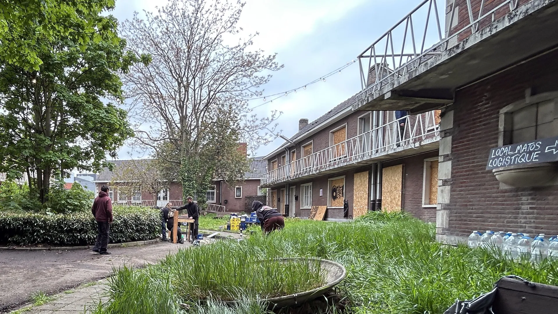 Liège : un collectif occupe un ensemble de bâtiments vides de la Maison ...