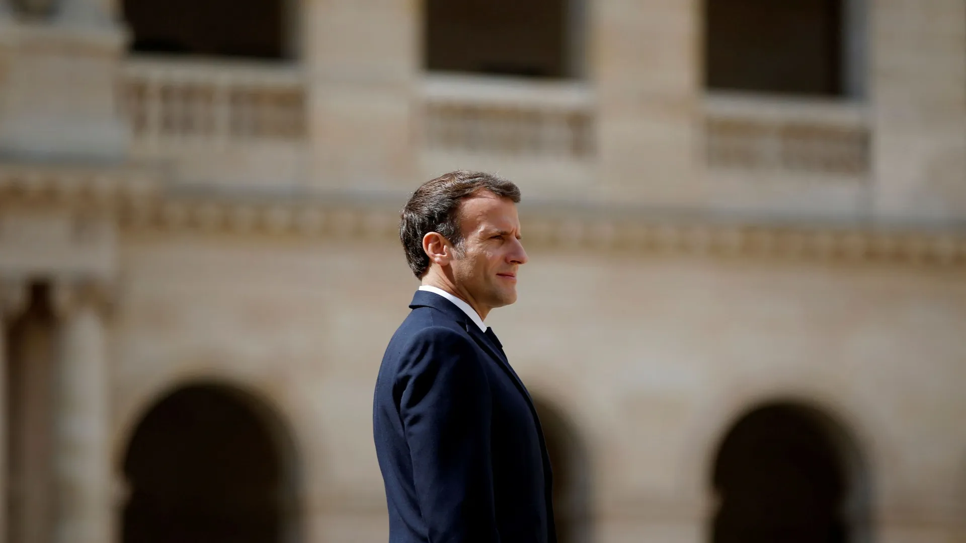 Une année de prison pour avoir voyagé avec un faux test PCR - RTBF Actus