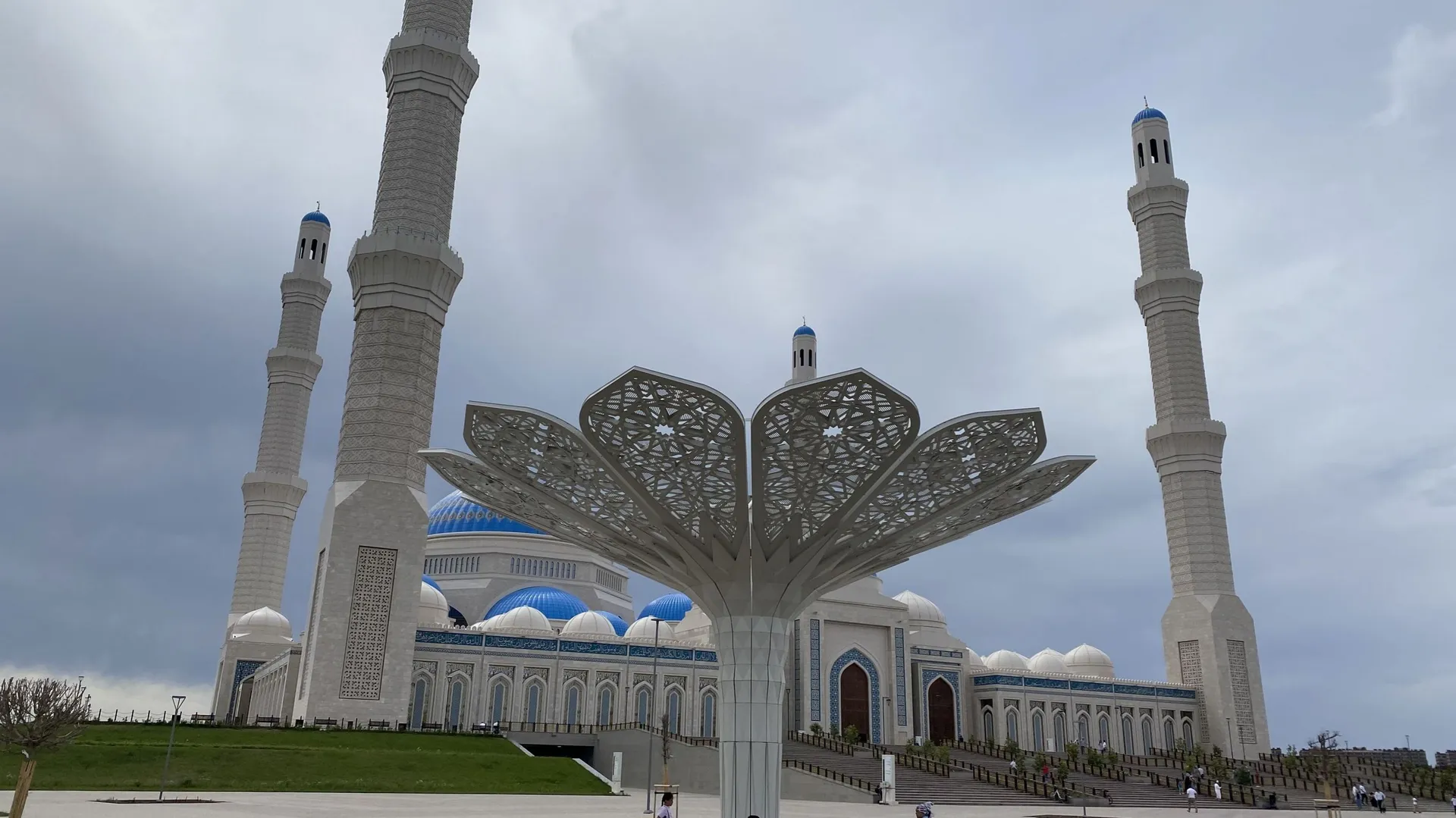 Découvrez l’une des plus grandes mosquées du monde qui peut accueillir ...