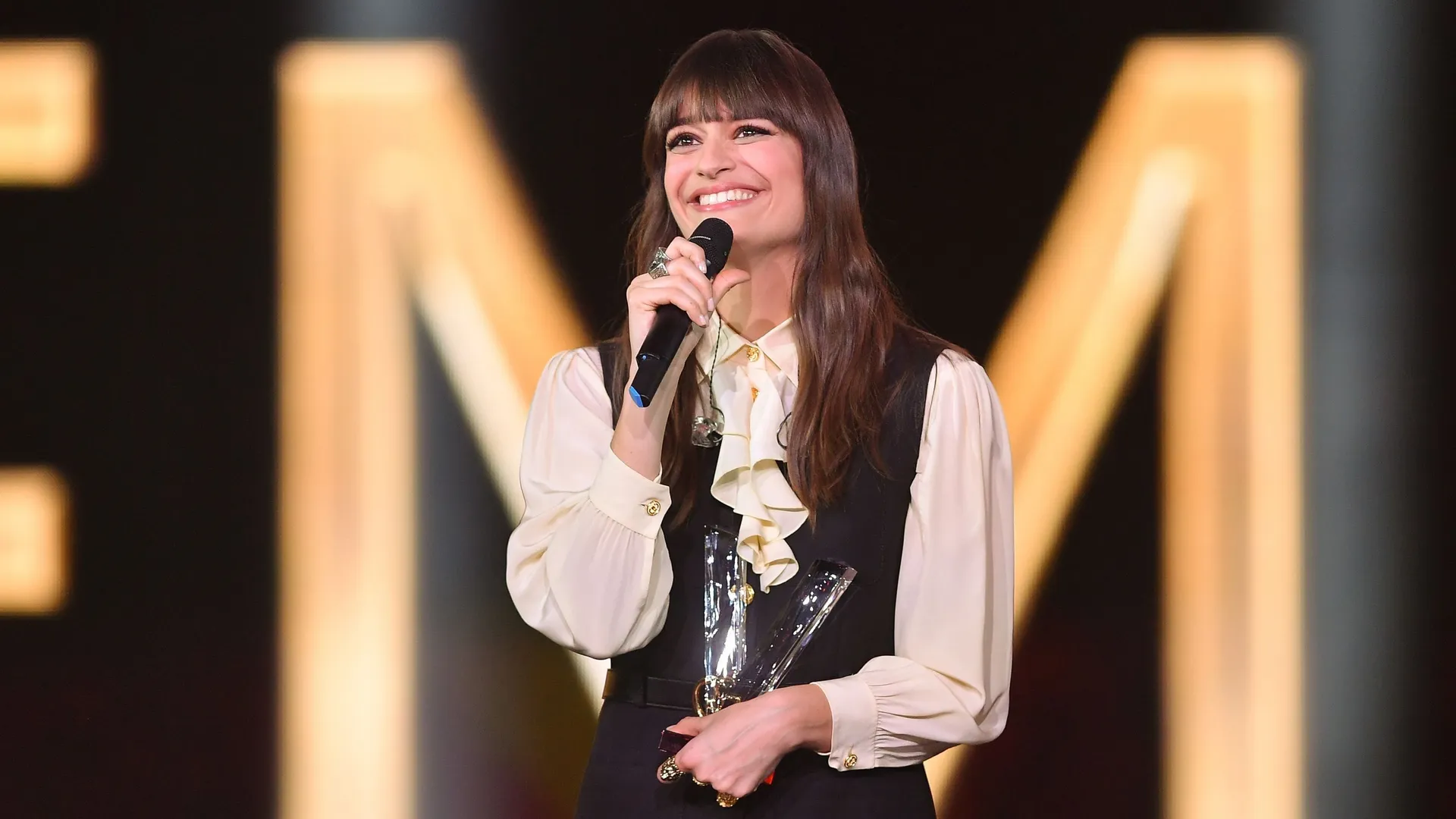 Clara Luciani raconte comment elle est tombée amoureuse du chanteur de ...