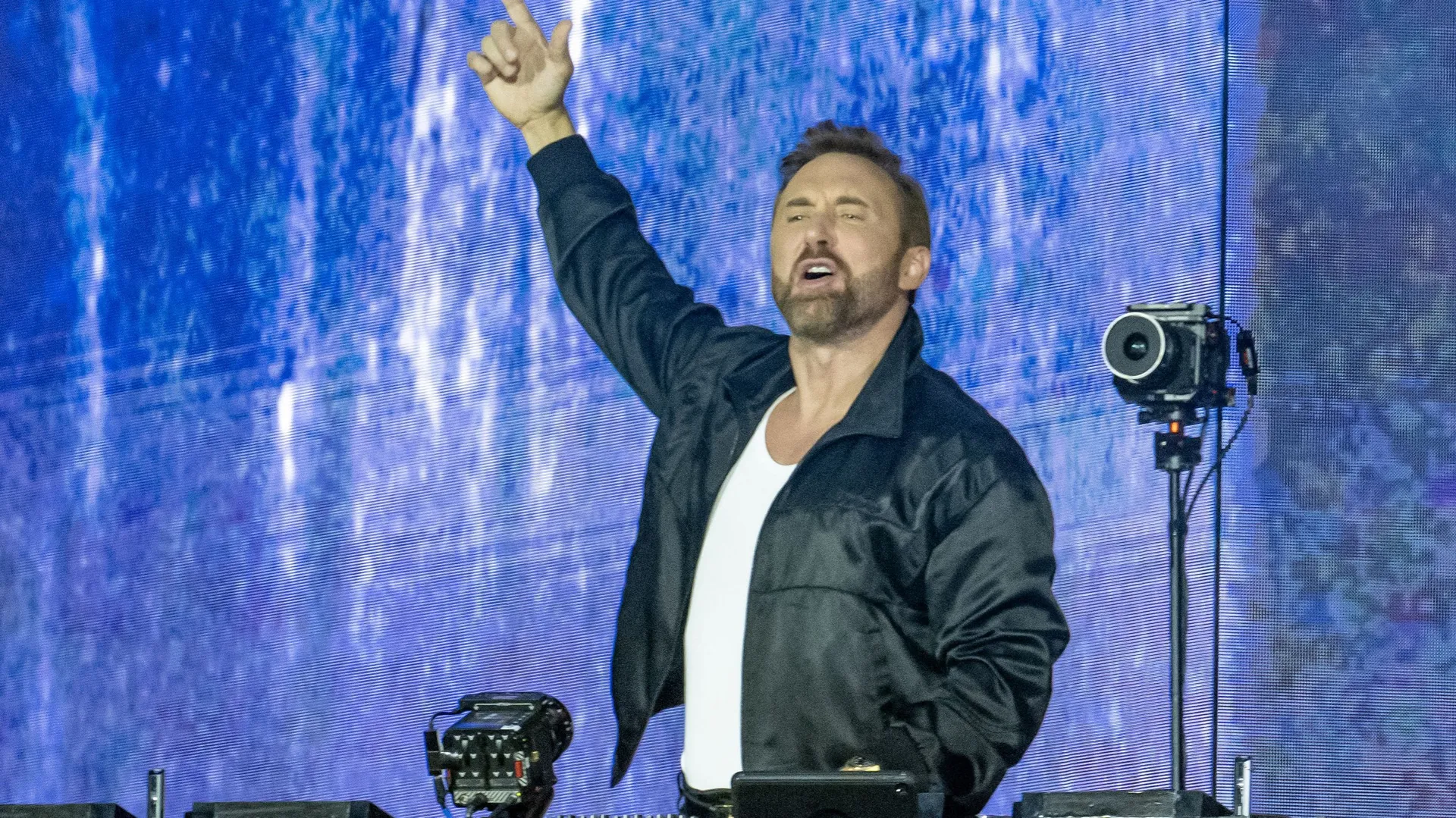 Écoutez 'Back to friends' de Sombr ainsi que nos autres nouveautés de la semaine sur Tipik ...