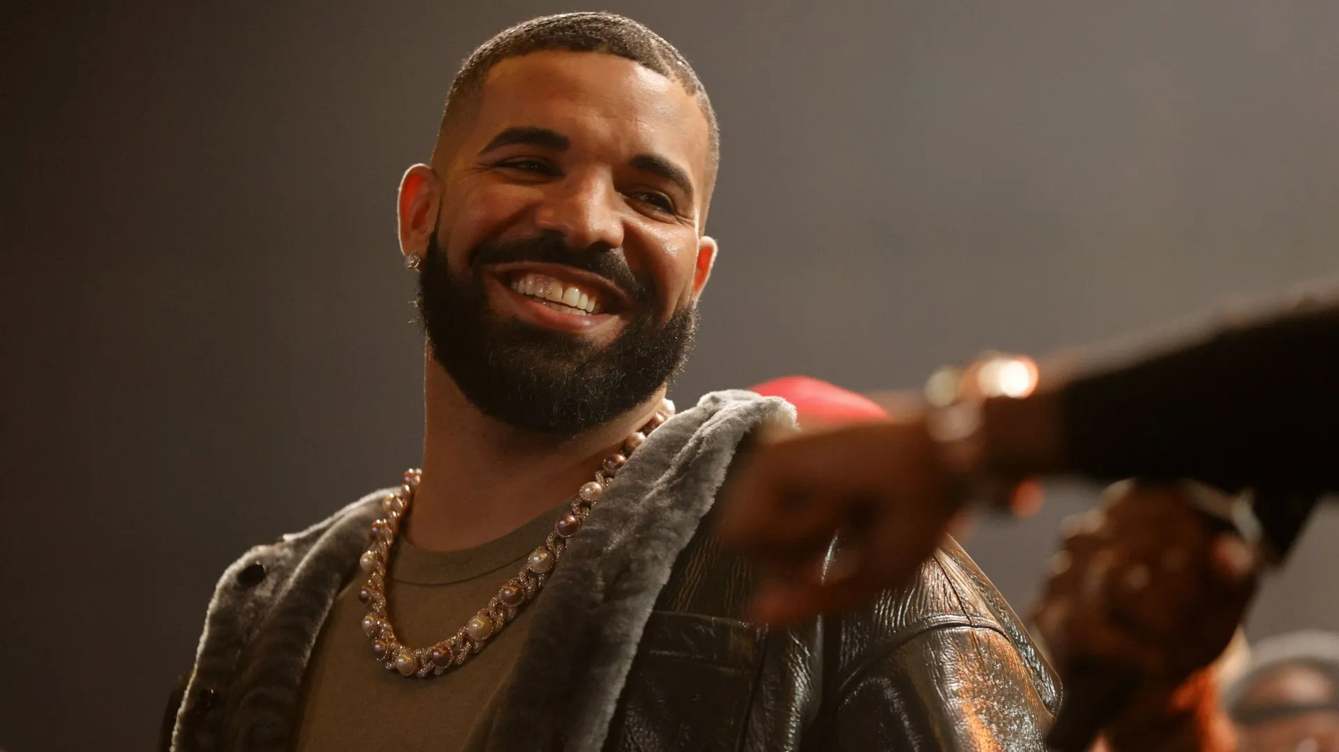 Avec ses 3 albums sortis le même jour, Drake bat un record historique ...