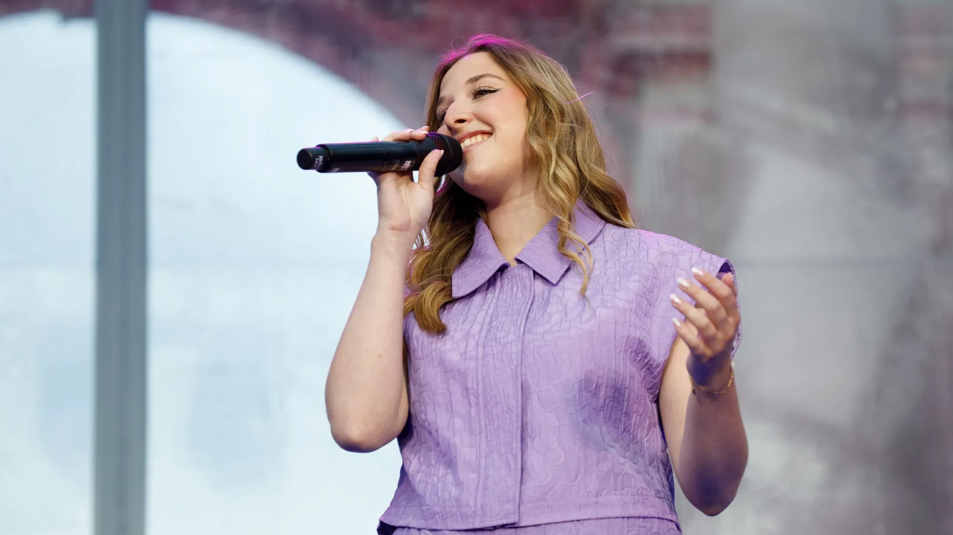 Helena Bailly reprend une chanson d’Angèle et enchante la toile - RTBF ...