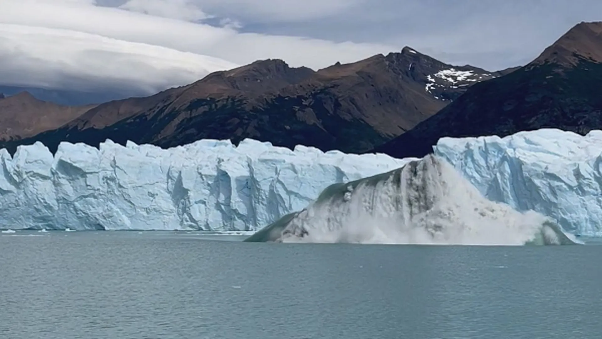 Le plus grand iceberg du monde qui avait commencé à dériver se retrouve ...