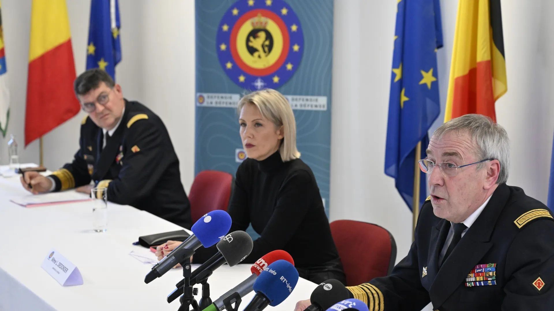 Traitements dégradants, coups et blessures, chantage, menaces entre ...