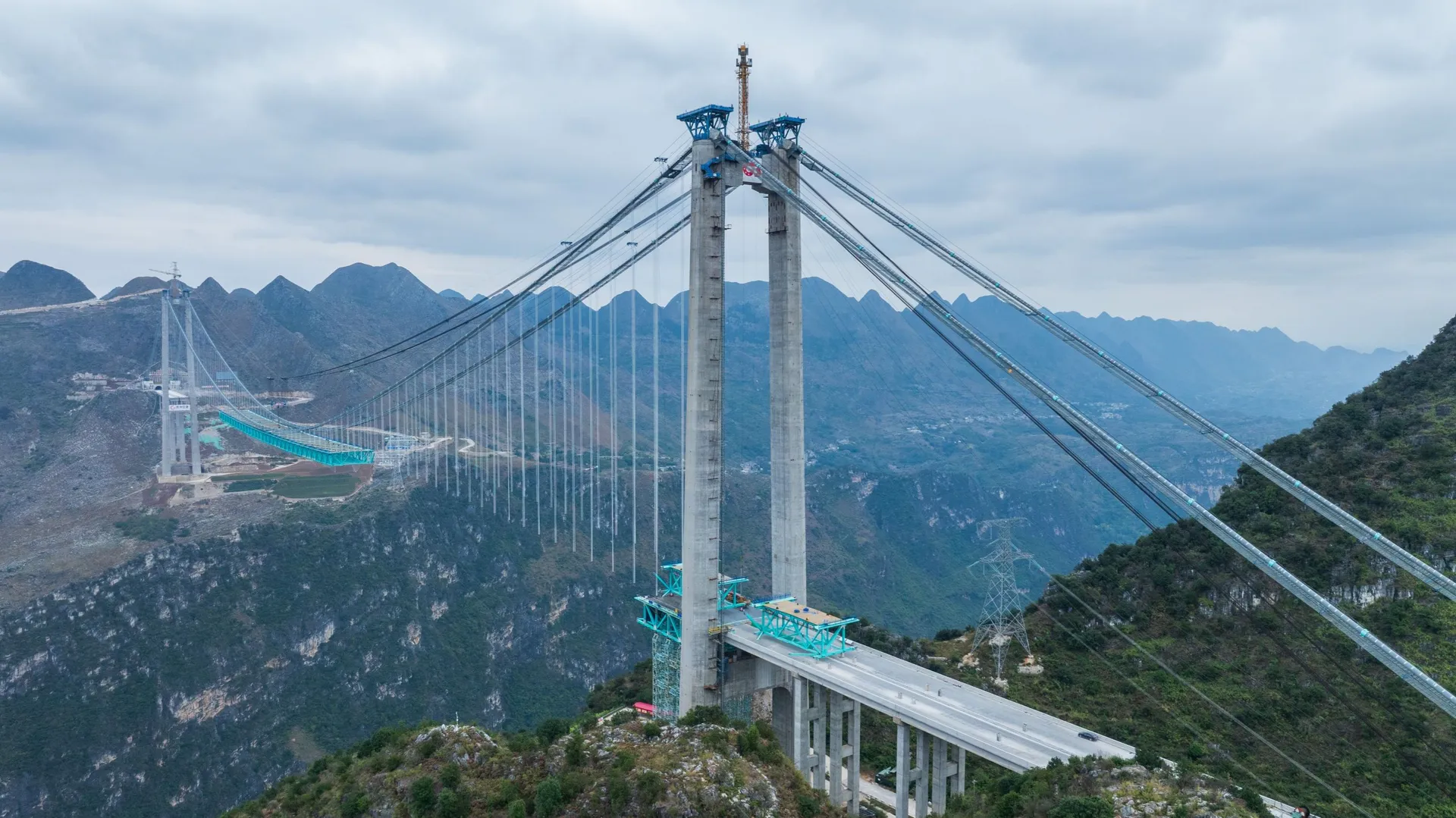 Chine : le pont le plus haut du monde va bientôt détrôner le viaduc de Millau - RTBF Actus
