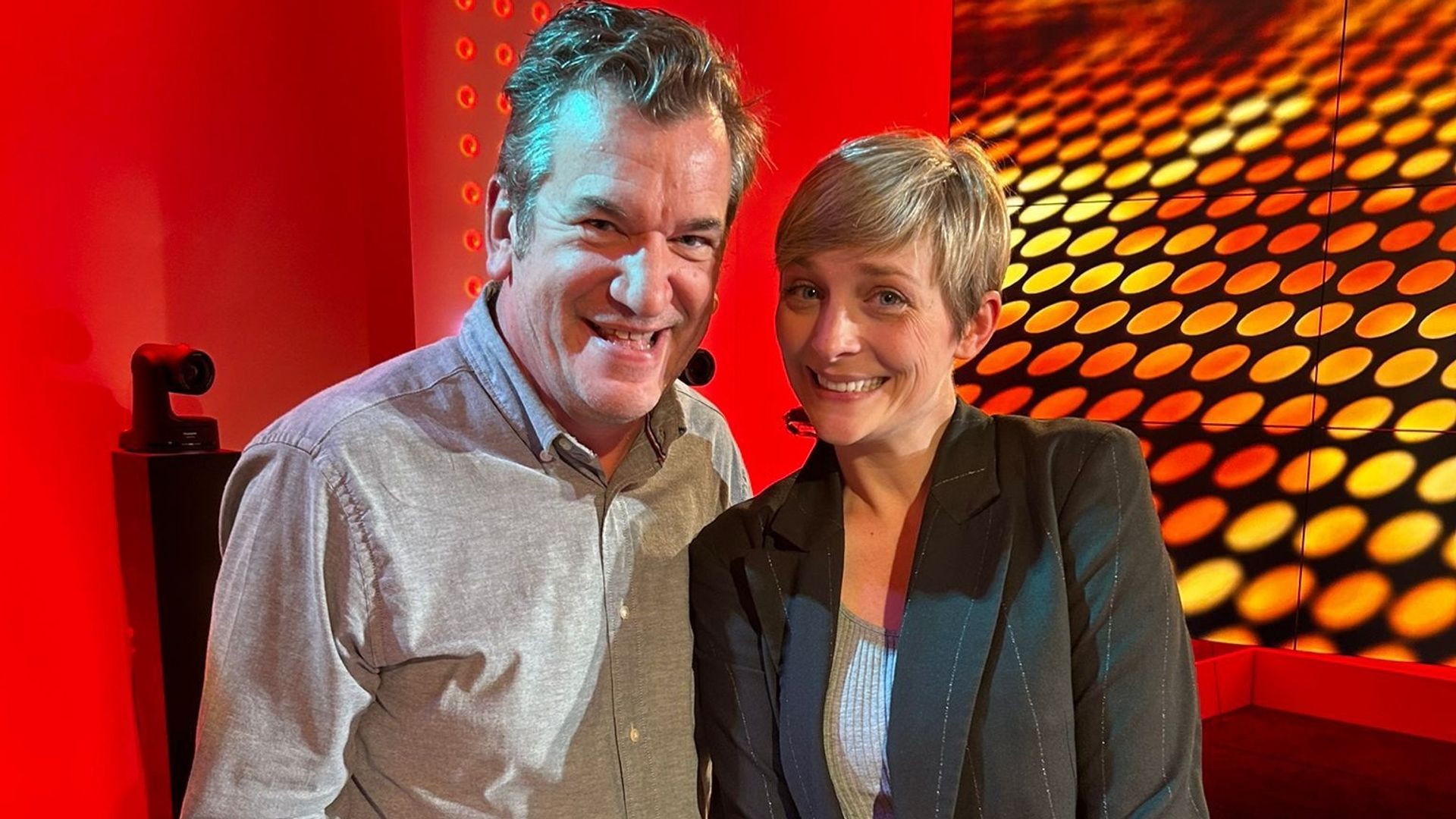 Gad Elmaleh, un enfant abandonné dans un aéroport et un bouledogue aux airs de Gremlins… Voici ...