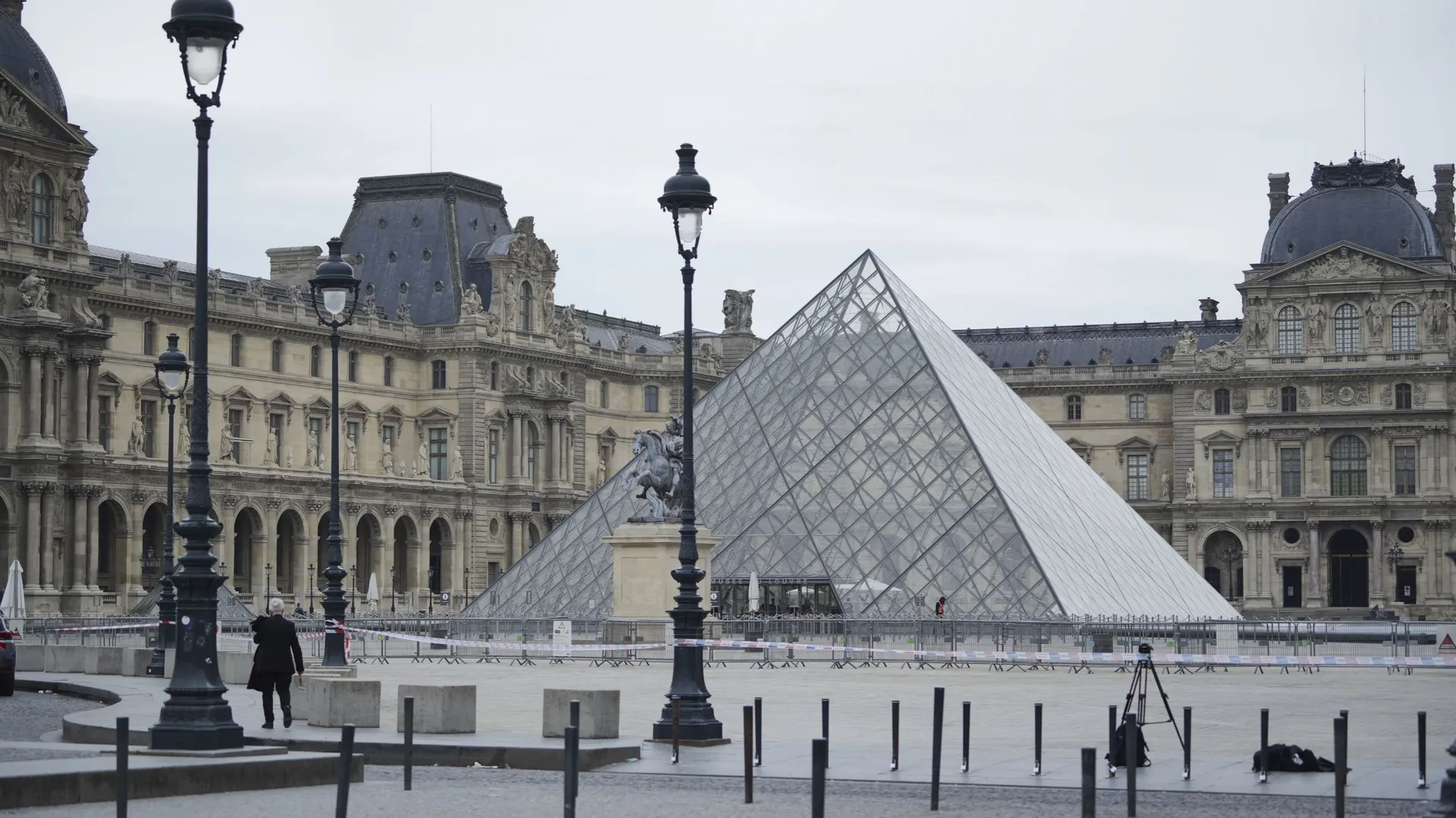 Le musée du Louvre obligé de fermer l’une de ses galeries en raison d ...