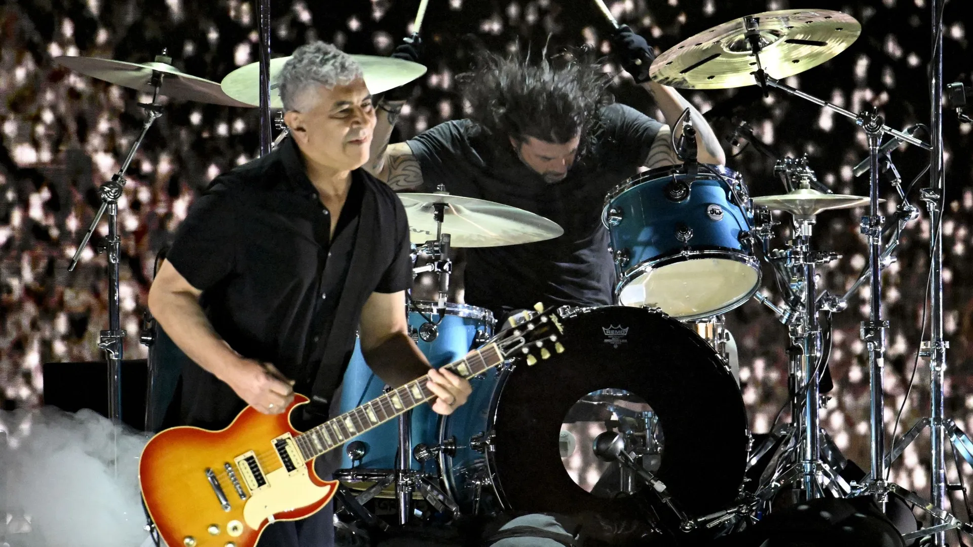 Ed Sheeran interprète 'Drive' en live avec Dave Grohl (Foo Fighters) et ...