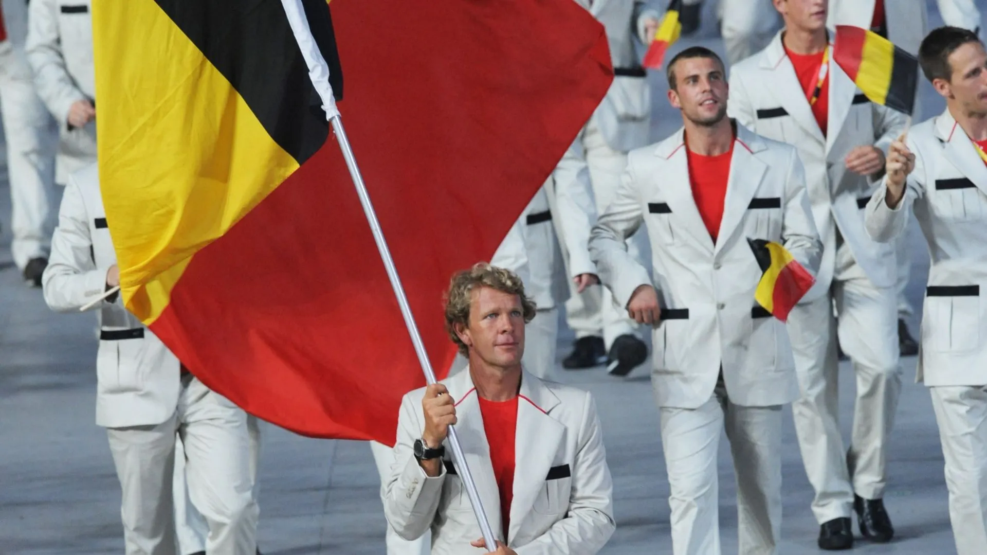 Les polémiques chinoises, saut en parachute royal, le défilé masqué ...