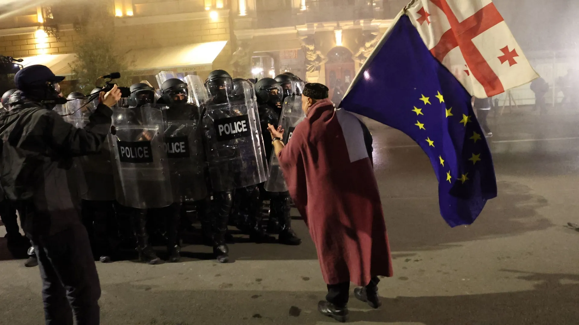 Géorgie : des dizaines de milliers de personnes manifestent contre le gouvernement, la police ...