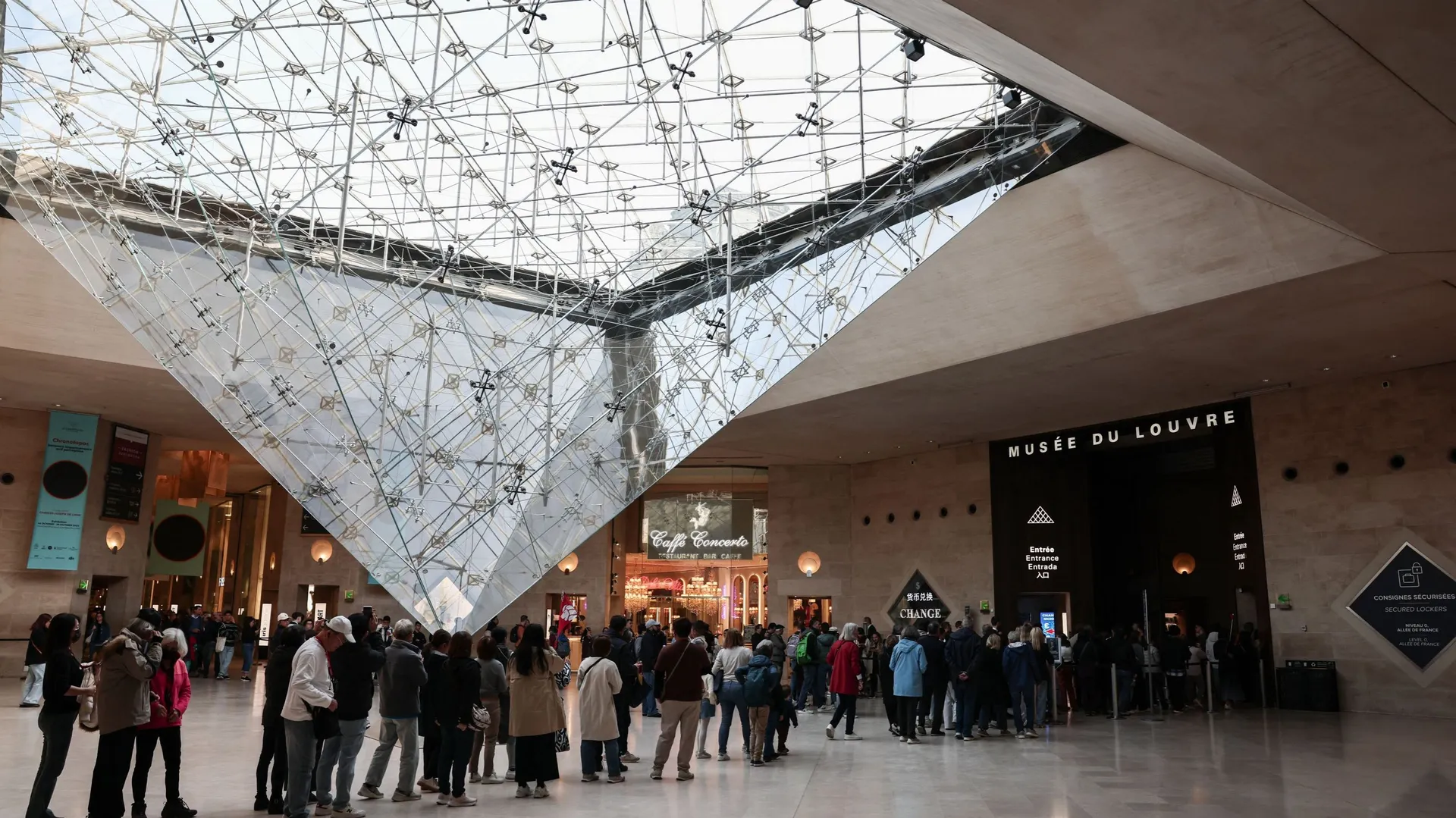Entre 300 et 400 ouvrages touchés par une fuite d'eau au Louvre - RTBF ...