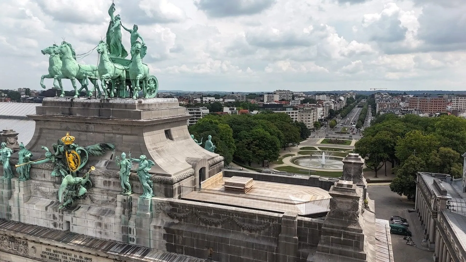 Emiru ai bj arrived at the entrance and was greeted by