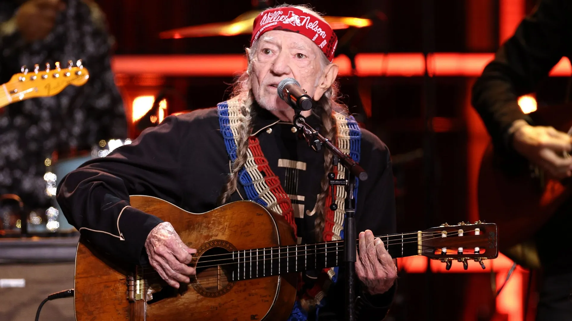 Willie Nelson dévoile son 155e album studio en hommage à Merle Haggard ...