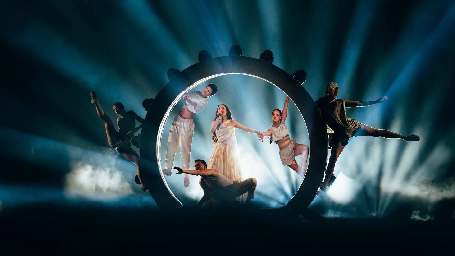 50 ans après leur victoire, ABBA fait une apparition sur la scène de l ...