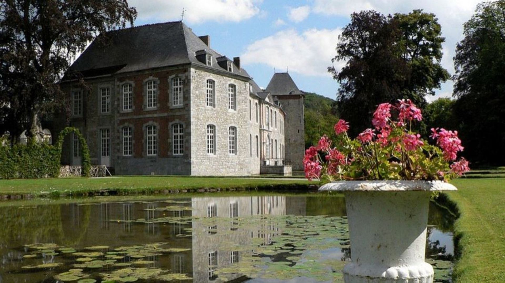 Jardins d’Annevoie : le mauvais temps retarde les jardiniers - RTBF Actus