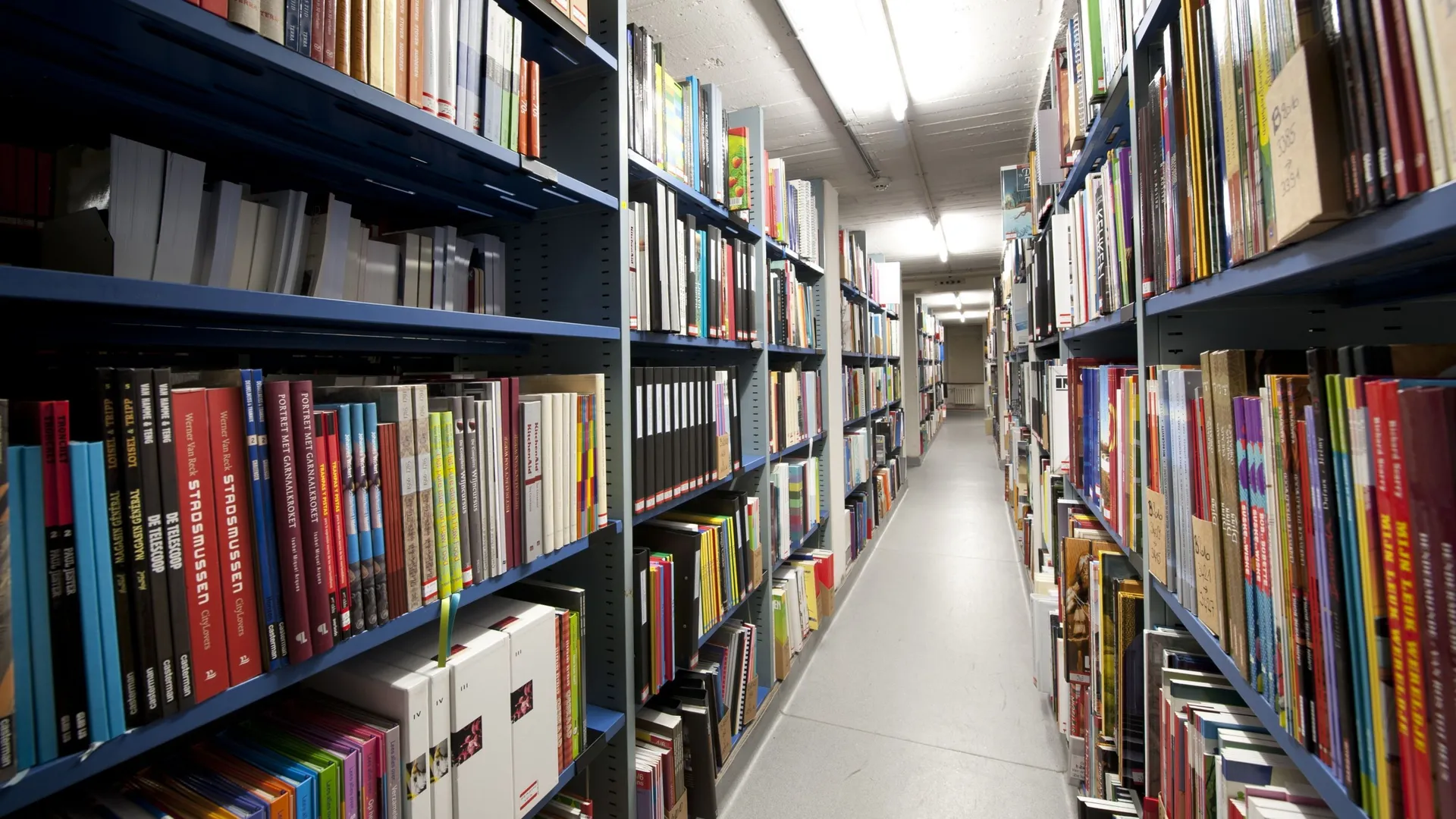 Les jeunes lisent moins, et moins longtemps, comment inverser la tendance ? - RTBF Actus