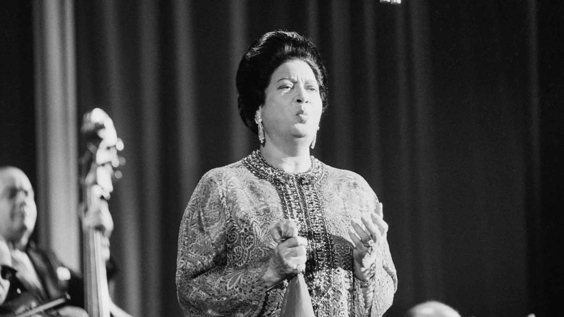 Le répertoire d'Oum Kalthoum revisité en France : un hommage vibrant à ...