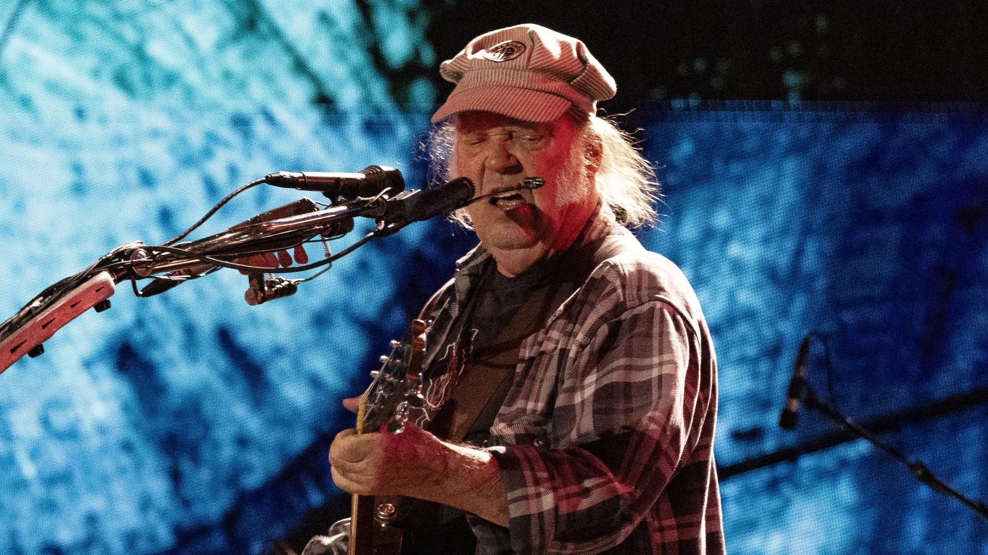 Neil Young retire sa musique d’Amazon et appelle au boycott du géant ...
