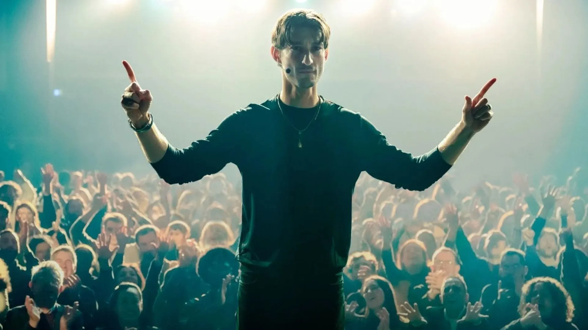 Pierre Niney en gourou captivant : les premières images dévoilées dans ...