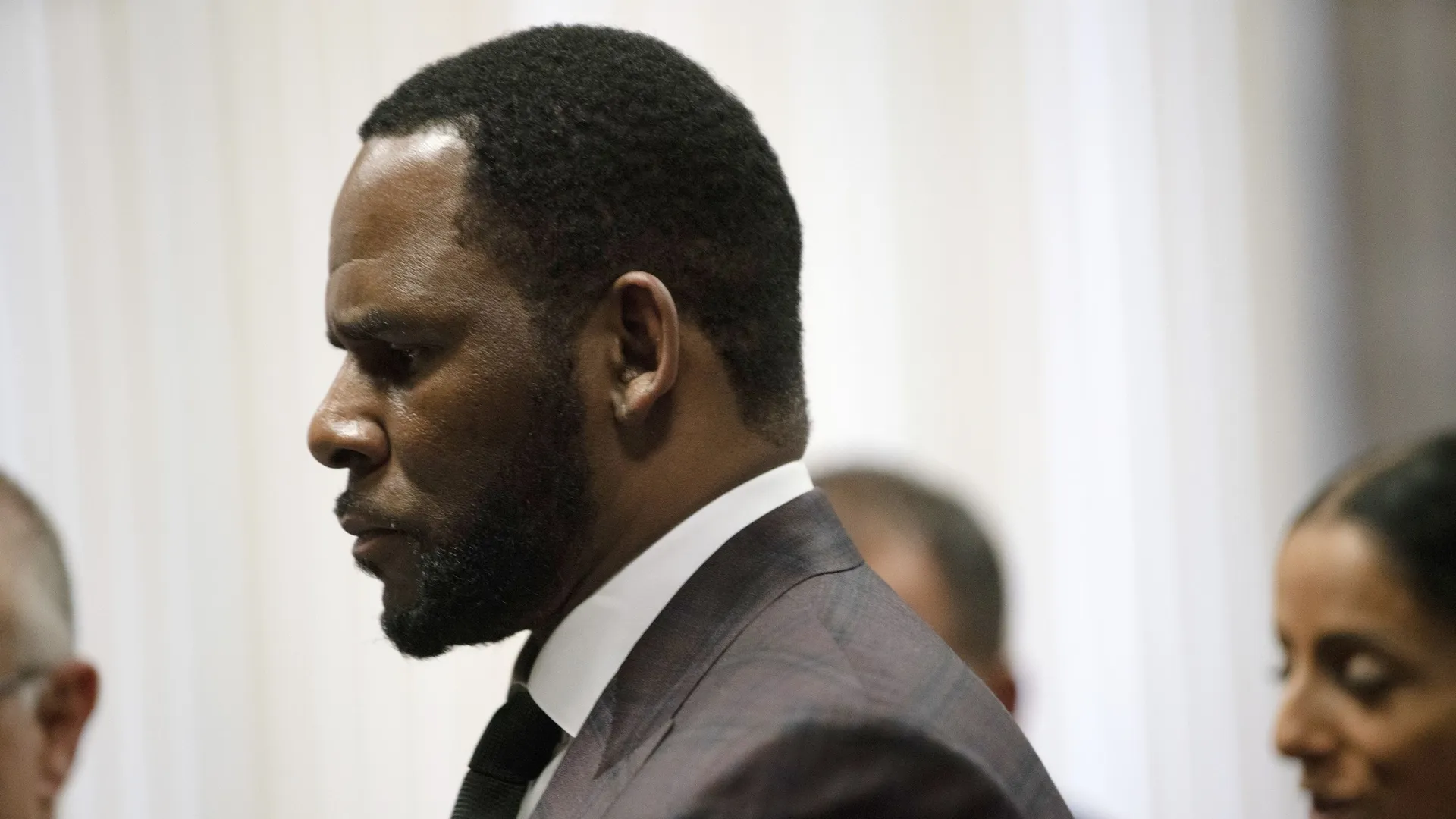 La condamnation du chanteur R. Kelly à 20 ans de prison pour ...