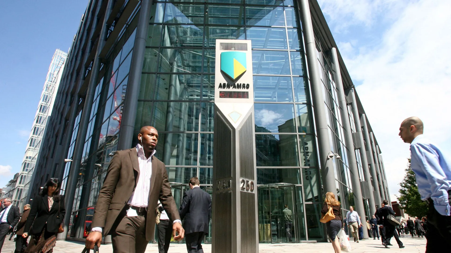 Banques : la néerlandaise ABN Amro va supprimer 5200 emplois d’ici 2028 ...