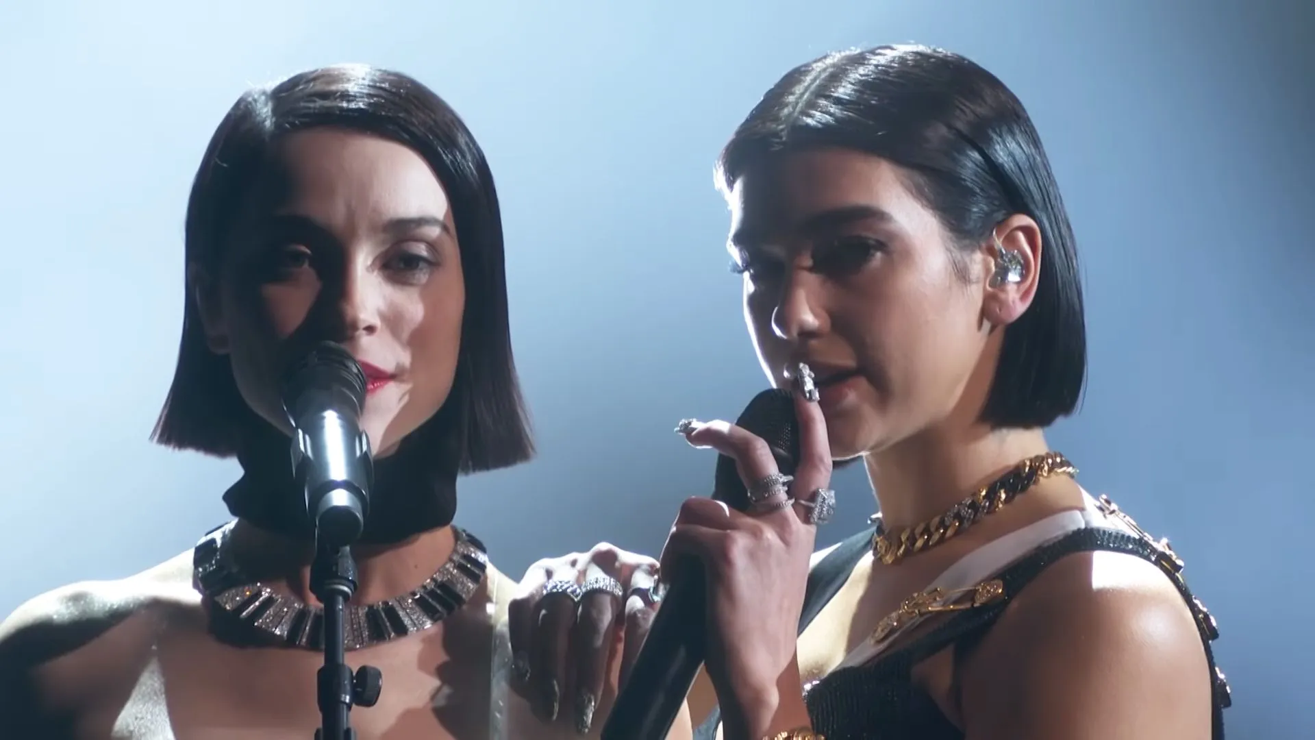 Clip: Dua Lipa se transforme en robot dans un paysage post ...