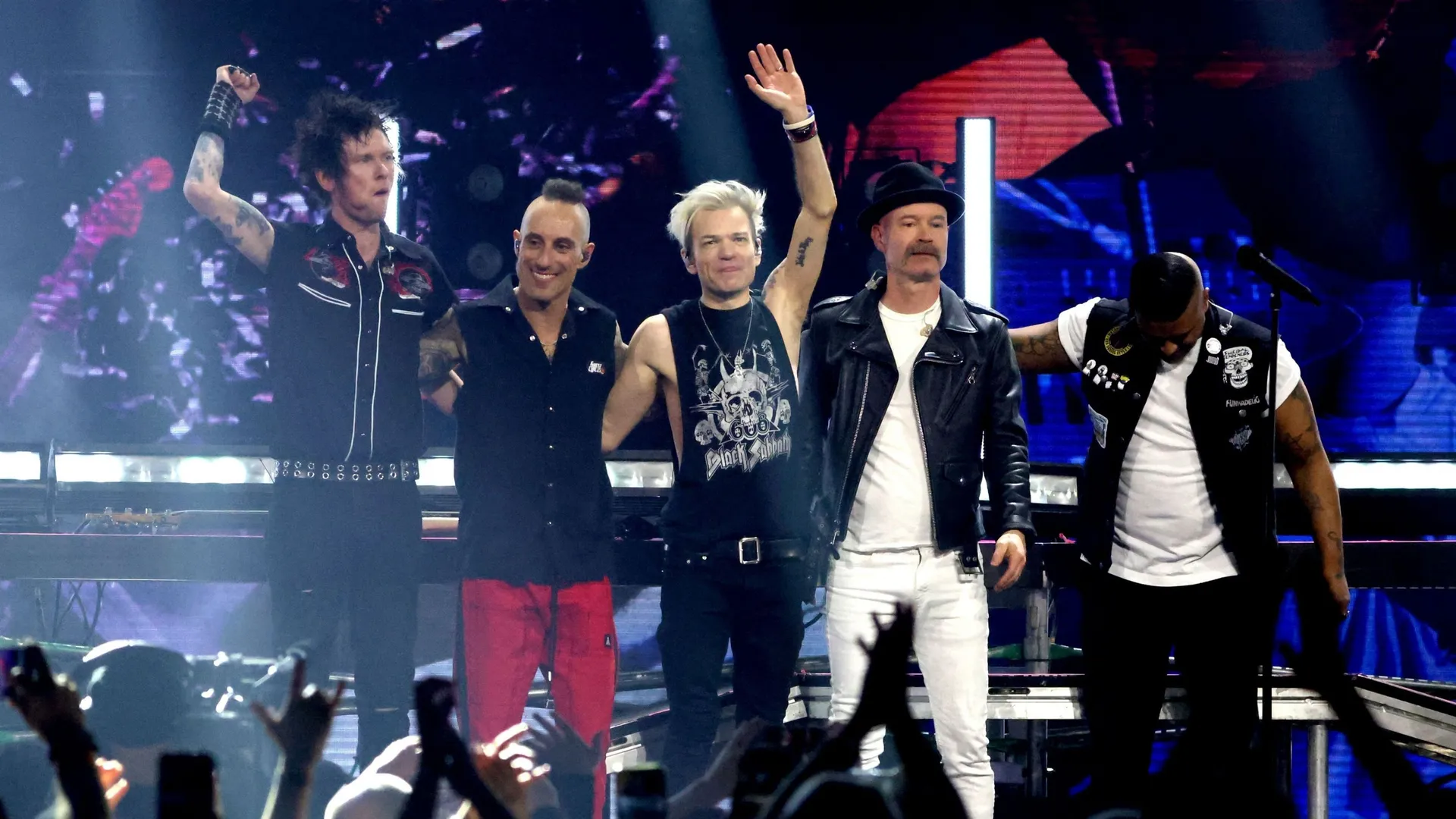 Le chanteur de Sum 41 s’exprime sur son ancien manager qui nie les abus ...