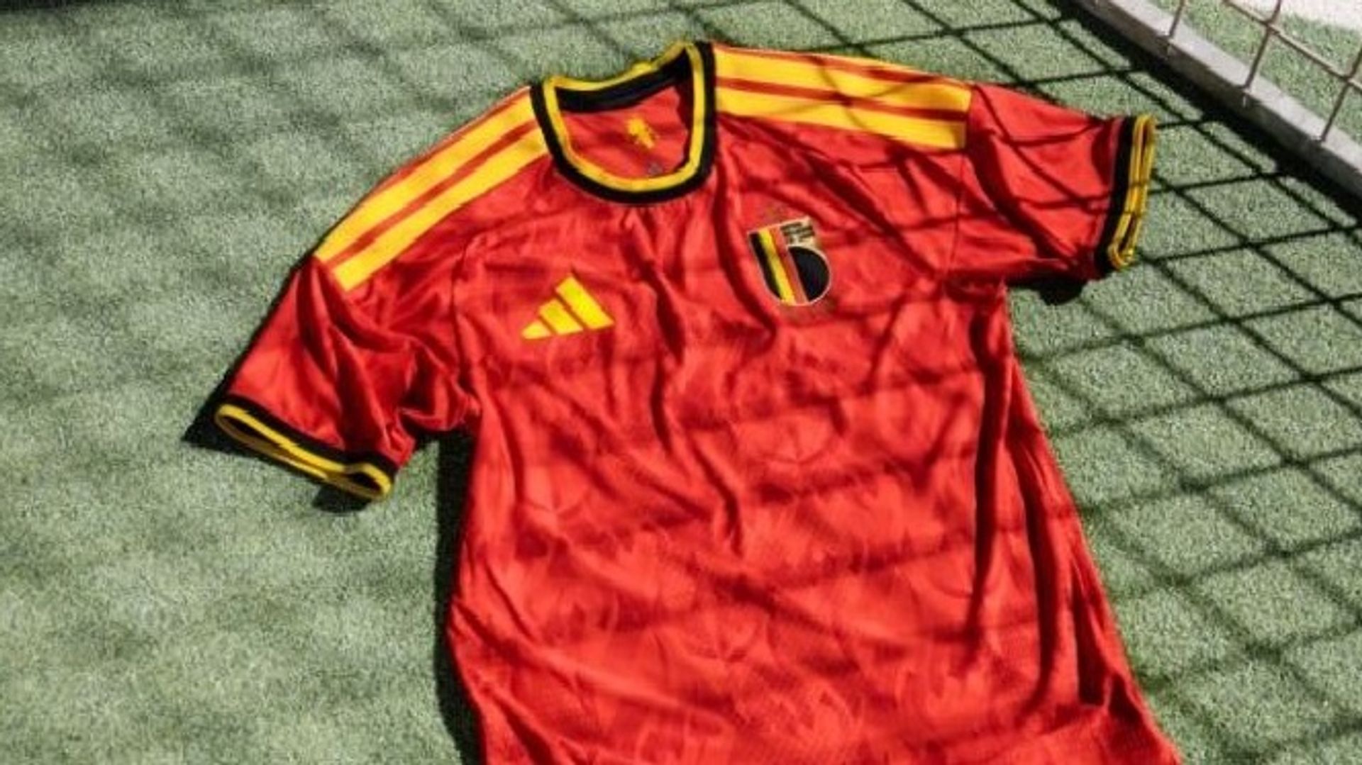 Nouveau maillot pour les Diables Rouges et les Red Flames : des ...